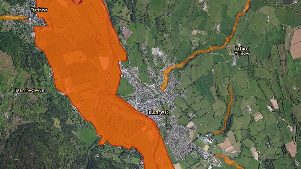 Snowdonia flooding alerts after heavy rain - BBC News