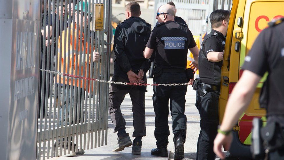 Worthing immigration raid: Seventeen held on building site - BBC News