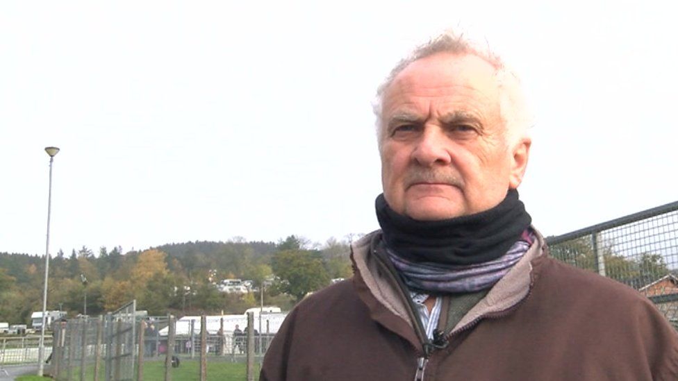 'More volunteers needed' to save dwindling farm shows - BBC News