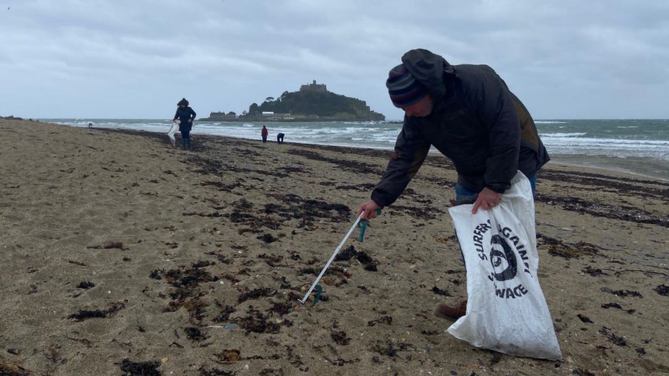 Microplastics the focus of Cornish beach clean-ups - BBC News