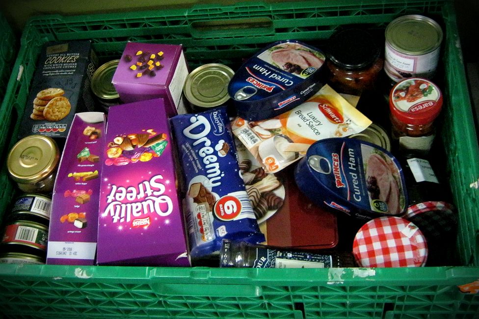 Banking on a Christmas meal: Behind the scenes at a food bank - BBC News
