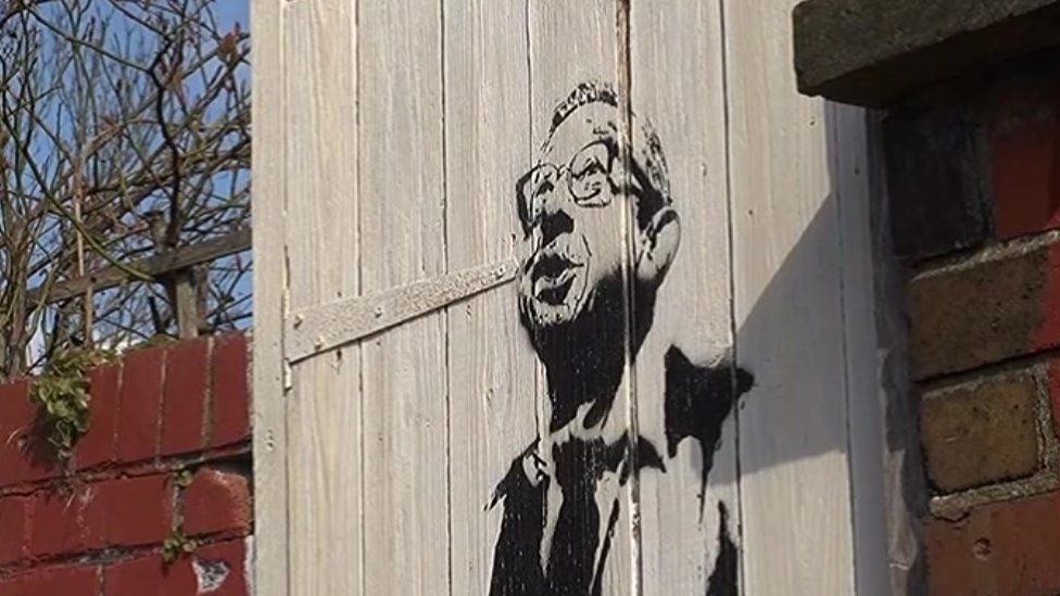 Street artist Stewy pays tribute to DJ Derek - BBC News