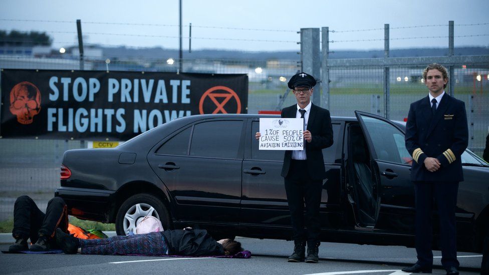 Farnborough Airport entrances blocked by protesters - BBC News