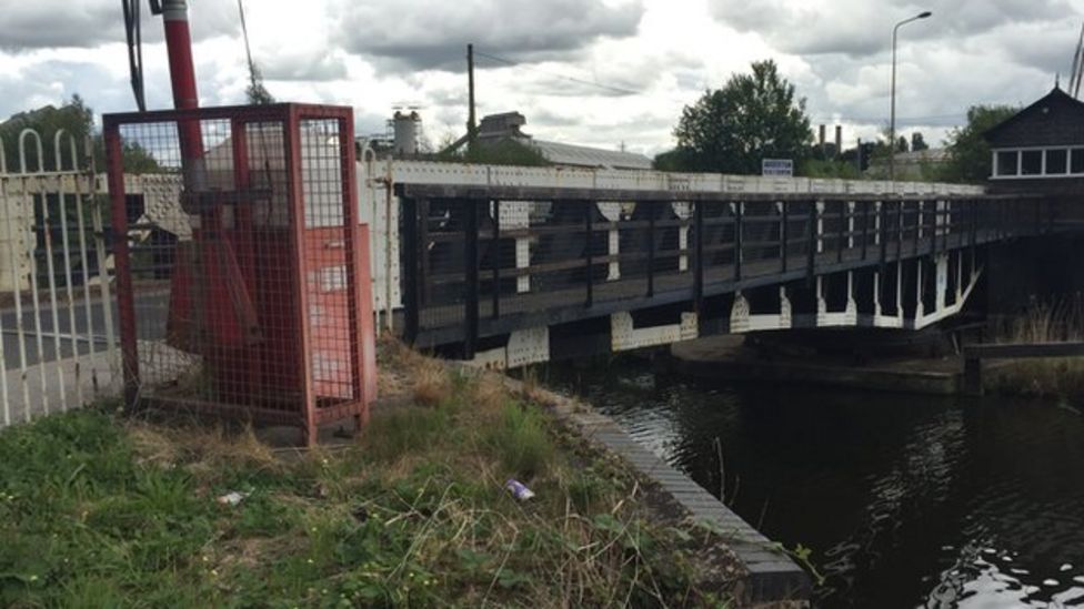 Northwich bridge petition draws 1,200 signatures - BBC News