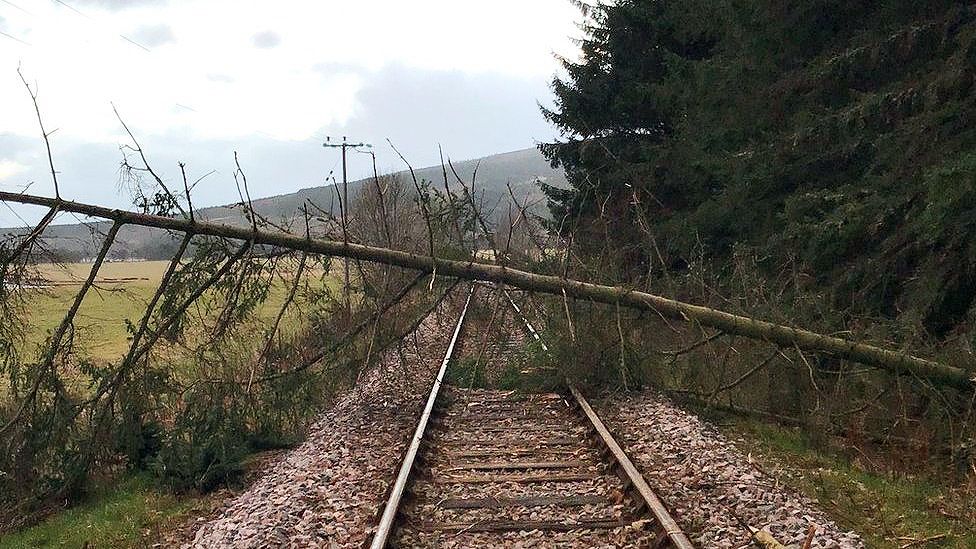 Storm Corrie: Thousands without power after second storm - BBC News