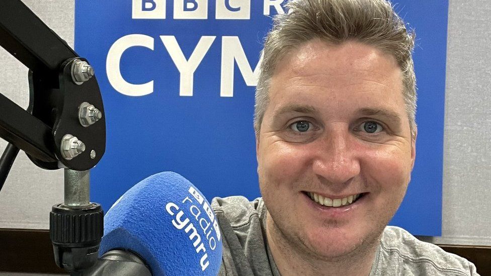 3 llun: Lluniau pwysicaf Ifan Jones Evans - BBC Cymru Fyw