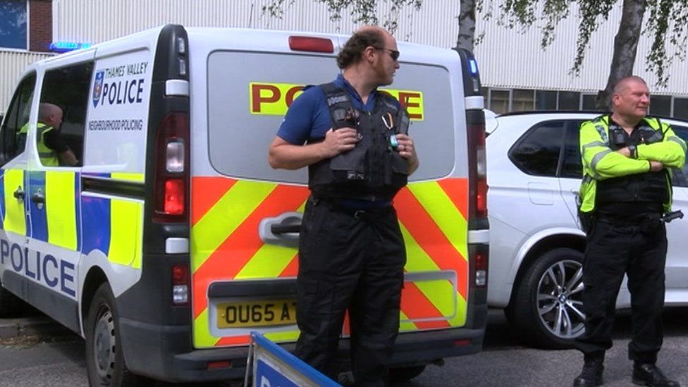 Abingdon industrial estate fire: Buildings evacuated in blaze - BBC News