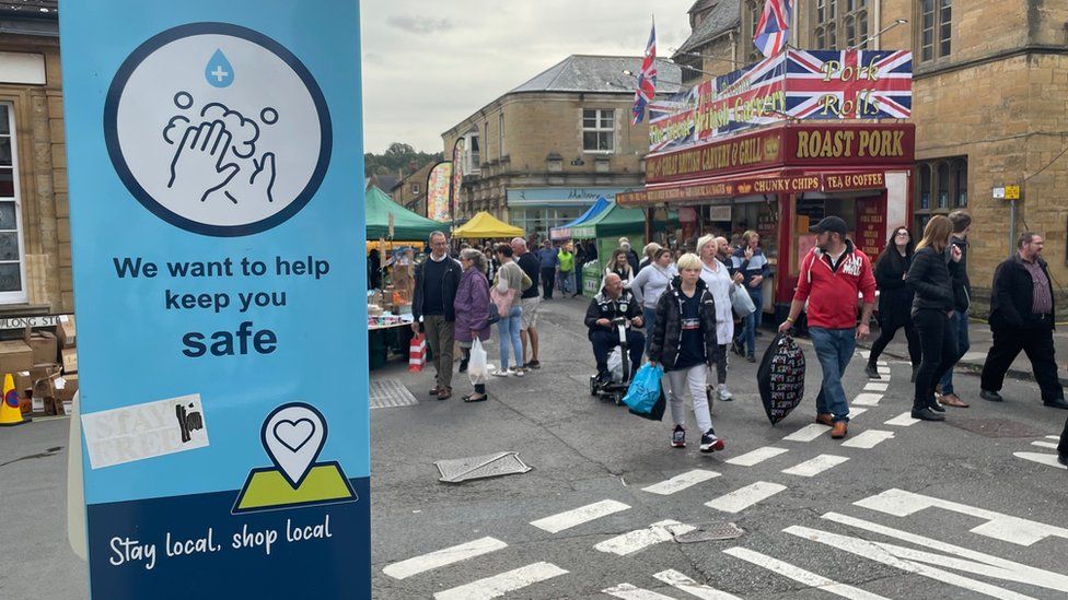 Sherborne's Pack Monday Fair returns after Covid-halt - BBC News