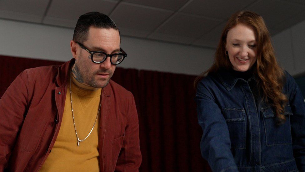 Bywyd lliwgar artist tatŵ benywaidd cyntaf y DU - BBC Cymru Fyw