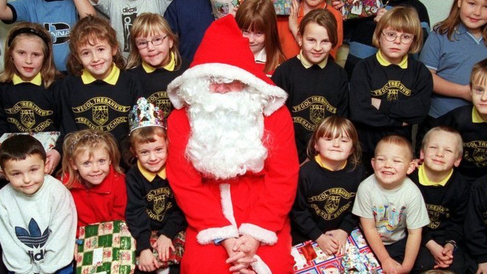 Thousands donate children's presents in Christmas appeal - BBC News