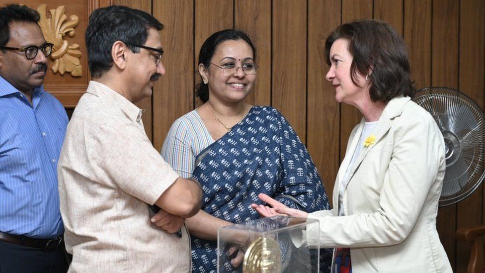 Cytundeb i ddenu staff iechyd o India 'ddim yn ddigon' - BBC Cymru Fyw