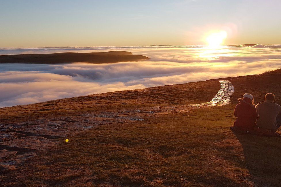 Peak District walkers spot spectacular cloud inversions - BBC News