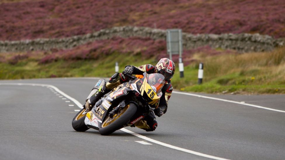 Manx Grand Prix: Michael Dunlop roars to Classic Superbike victory ...