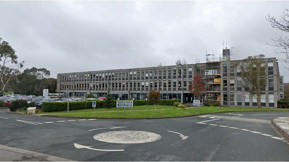 Ukraine flag 'missing' from Cornwall Council building - BBC News