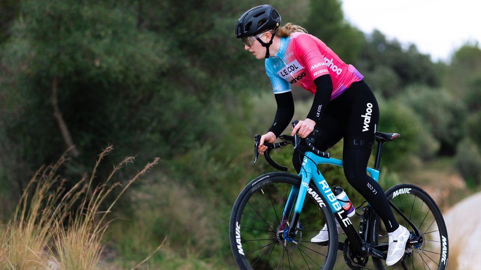 Eluned King: Seren newydd seiclo yng Nghymru - BBC Cymru Fyw