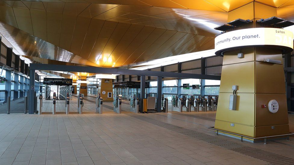 Luton Dart airport shuttle welcomes first passengers - BBC News