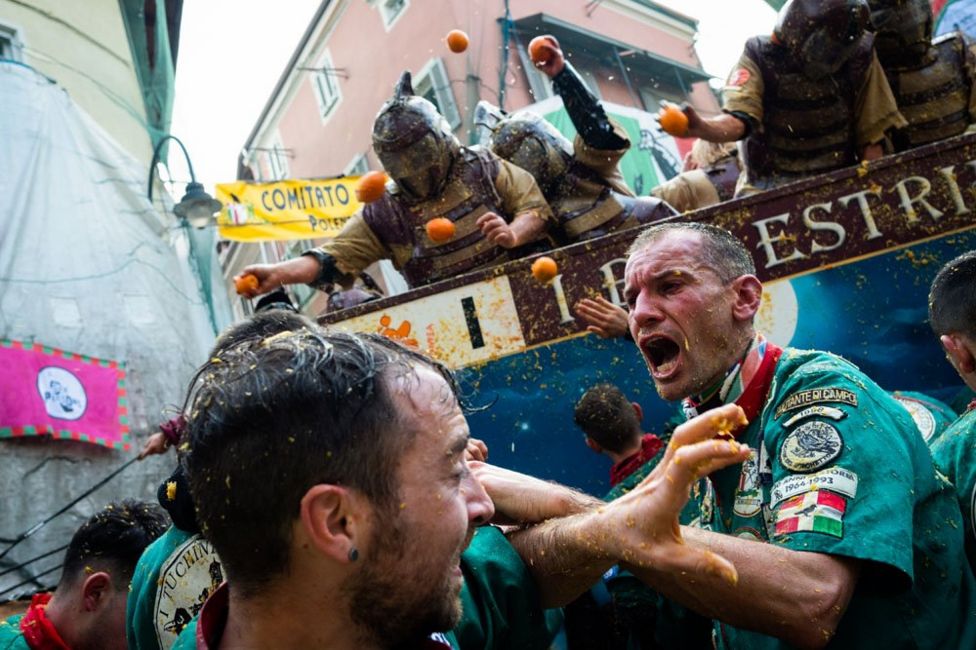 In pictures: The battle of the oranges - BBC News