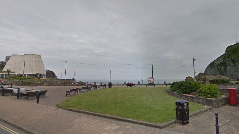 Family pay tribute to dad killed by Ilfracombe land train - BBC News