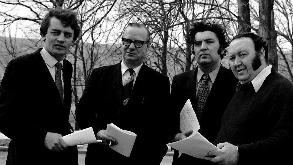 Austin Currie: Tributes paid to NI civil rights leader - BBC News