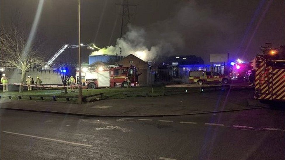 West Bromwich factory fire: Smoke warning as fire rages - BBC News