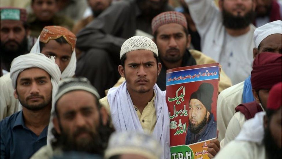 Pakistan army called on to stop 'blasphemy' clashes in Islamabad - BBC News