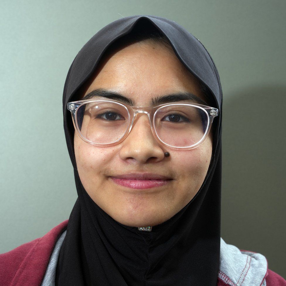 Teenagers in Colchester on what the Queen's death meant to them - BBC News