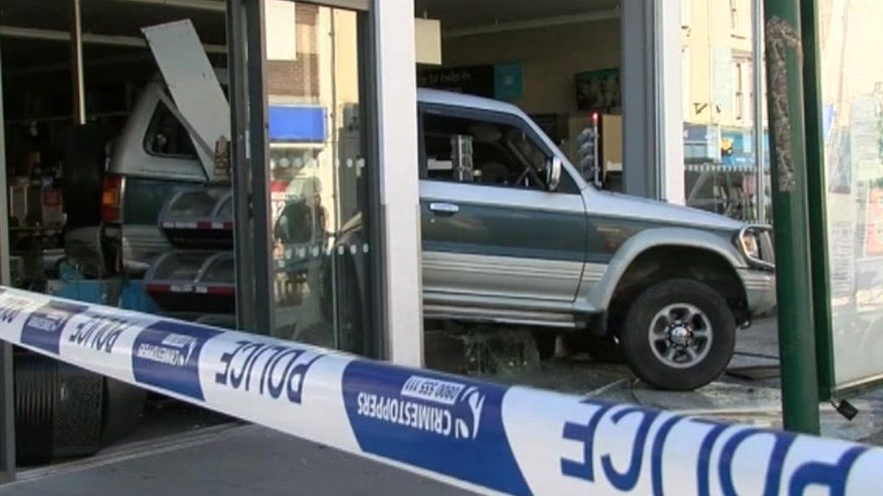 Wellington ram-raid: Thieves leave 4x4 stuck in Co-op - BBC News