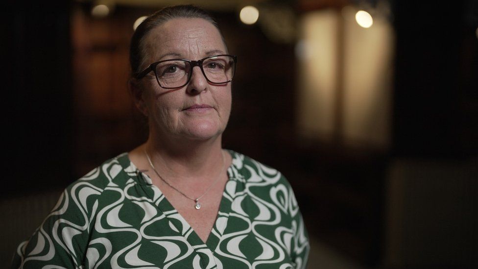 Disgwyl am driniaeth yn achosi unigedd ac ansicrwydd - BBC Cymru Fyw