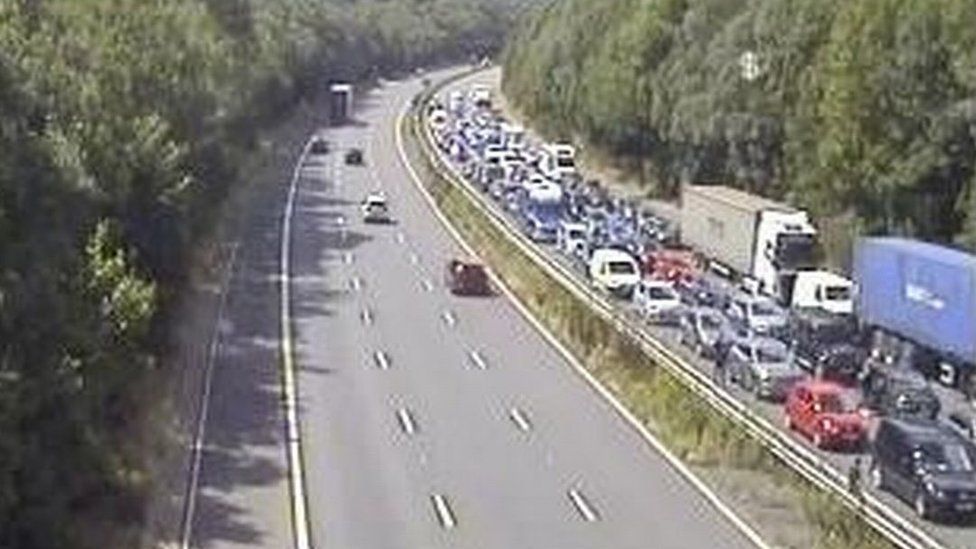 M4 crash: Female driver died at the scene and man arrested - BBC News