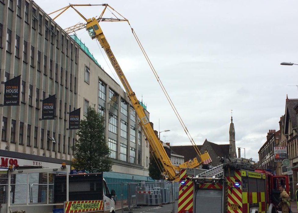People rehoused after crane topples in Reading town centre - BBC News