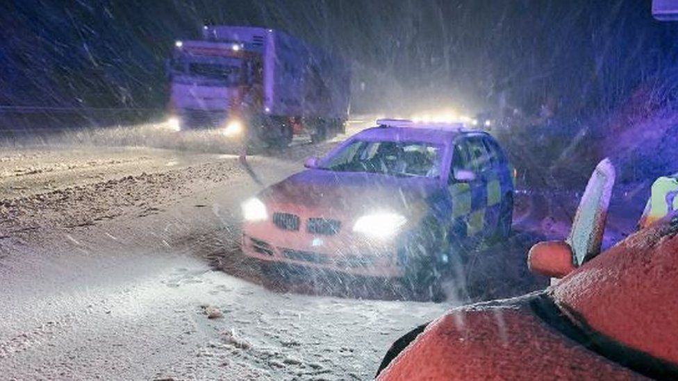 UK weather: Snow causes travel delays and power cuts - BBC News