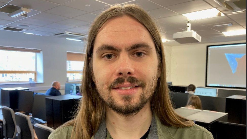 Y myfyrwyr sy’n newid y byd gemau i bobl anabl - BBC Cymru Fyw