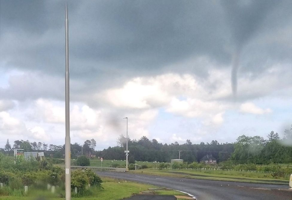 North East skywatchers capture funnel cloud on camera - BBC News