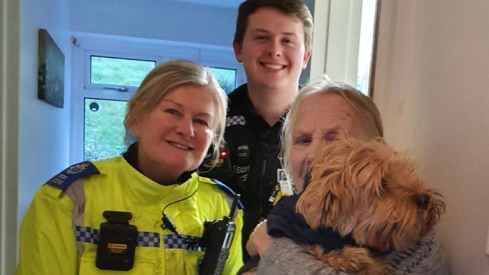 Brighton: Therapy dog stolen at shop reunited with owner - BBC News