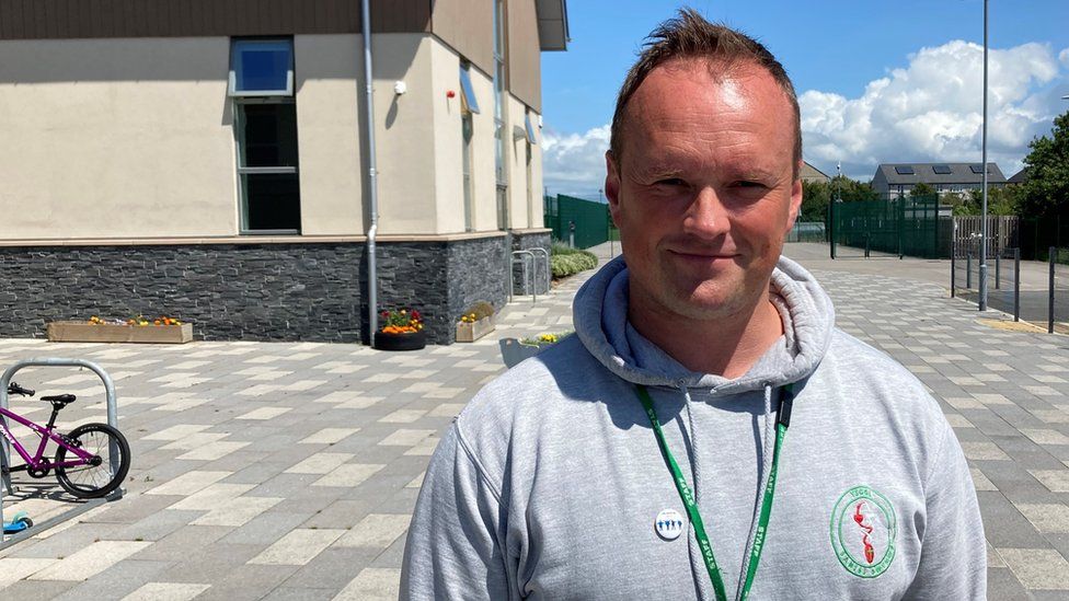 Ffilmio cyfres boblogaidd yn 'hwb i ogledd Cymru' - BBC Cymru Fyw