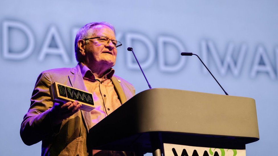 Gwobr Gerddoriaeth 2023 i Rogue Jones a Dafydd Iwan - BBC Cymru Fyw