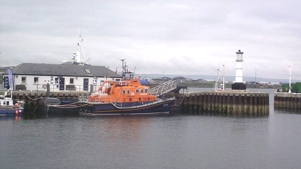 Man's body recovered from Kirkwall harbour - BBC News