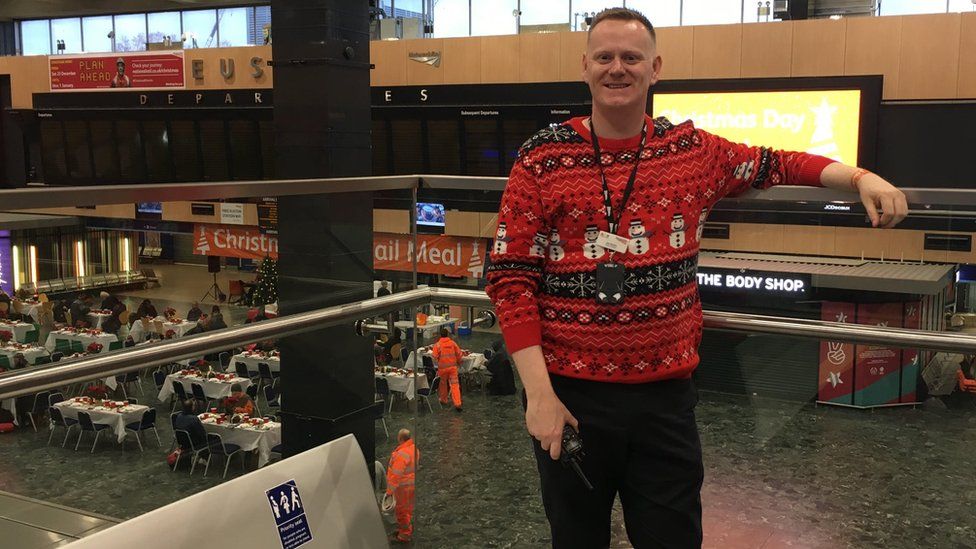 Homeless tuck into Christmas dinner at Euston Station - BBC News