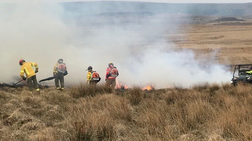 Saddleworth moor: Fire crews tackle Oldham blaze - BBC News