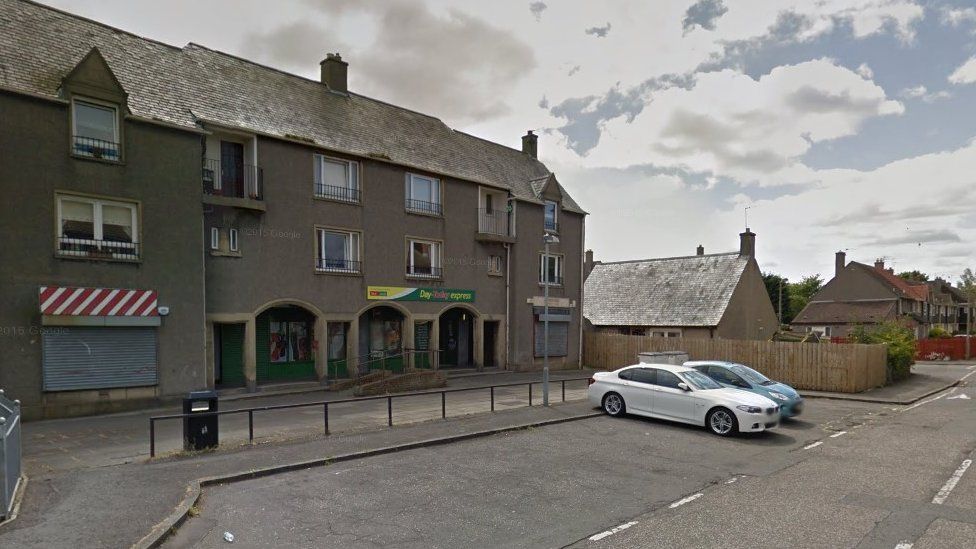 Teenage shop worker threatened by robber during Edinburgh raid - BBC News