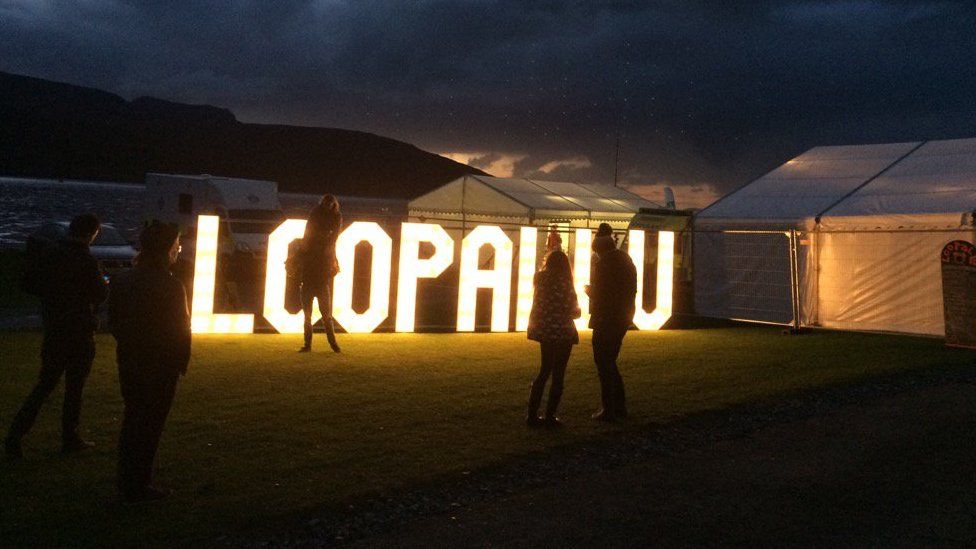 Loopallu music festival under way in Ullapool - BBC News