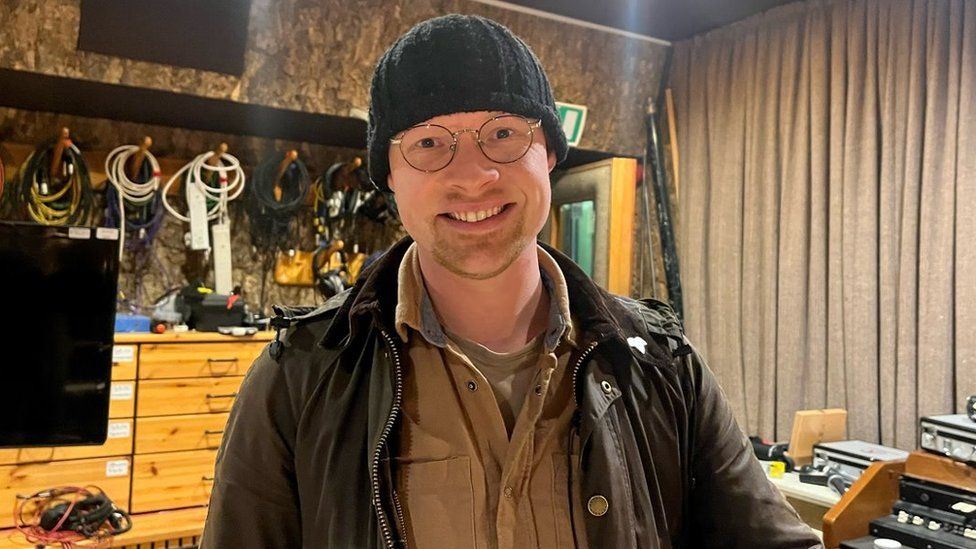 Miwsig AI - hwb creadigol neu rhywbeth i'w ofni? - BBC Cymru Fyw