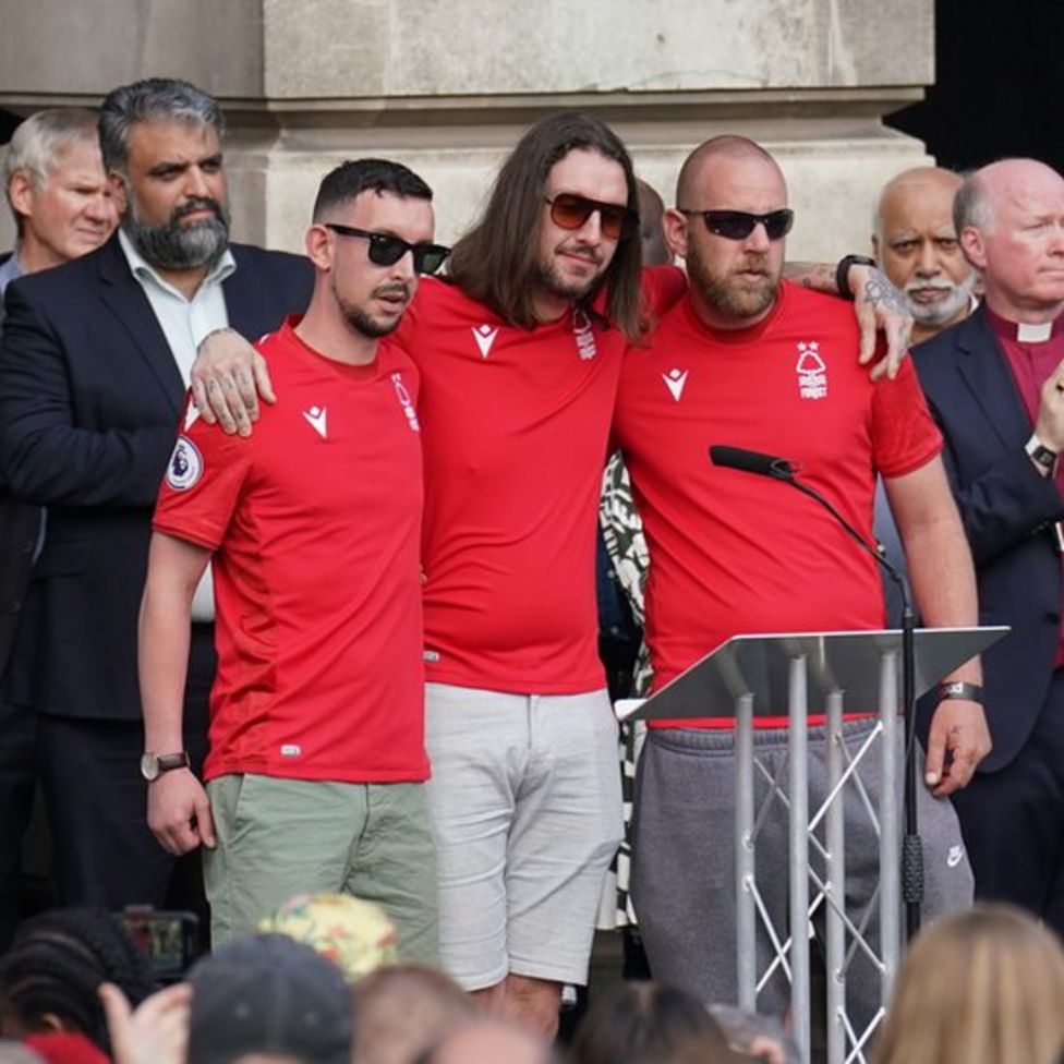 In pictures: City unites in grief at Nottingham attacks vigil - BBC News