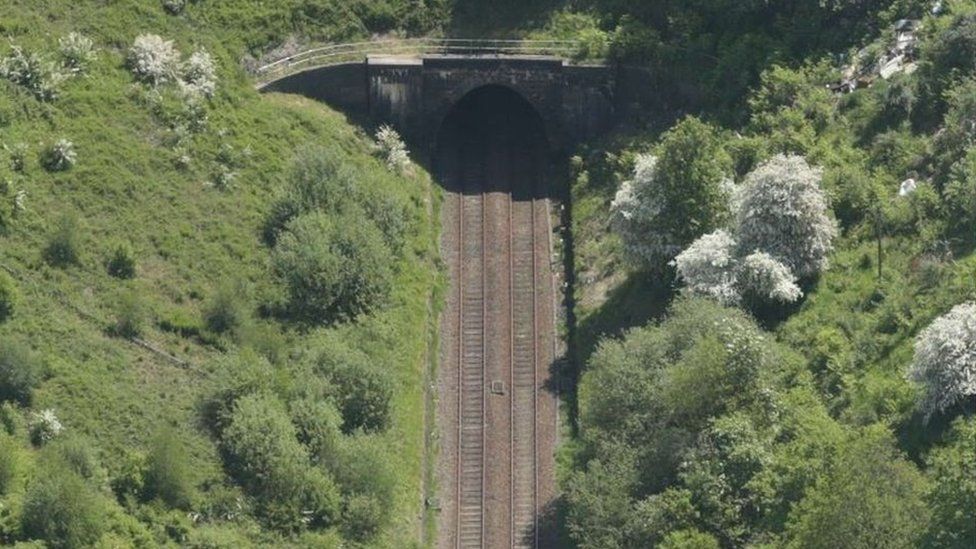 Track upgrade in 175-year-old railway tunnel in Stoke-on-Trent - BBC News