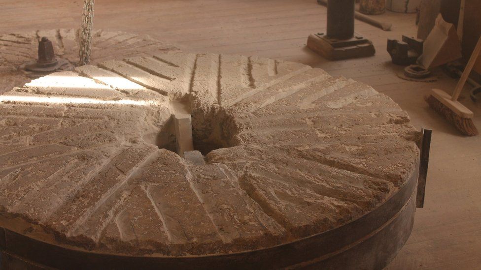 Heatherslaw Corn Mill makes 'garden' millstone appeal - BBC News