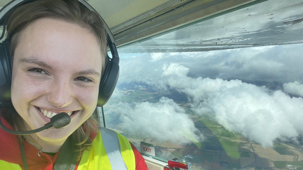 Bingley teenager gains pilot licence in seven weeks - BBC News
