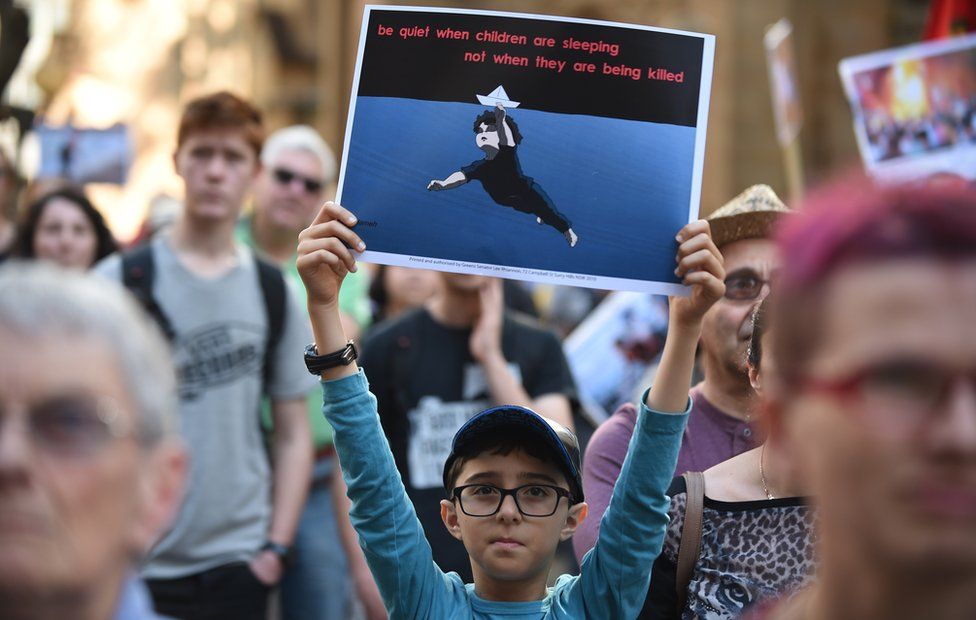 Migrant crisis: Rallies in Europe as 9,000 arrive in Munich - BBC News