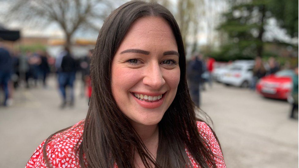 Cefnogwyr Wrecsam ar ben y byd wedi dyrchafiad - BBC Cymru Fyw