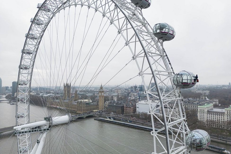 Photos: How to spring clean the London Eye - BBC Newsround