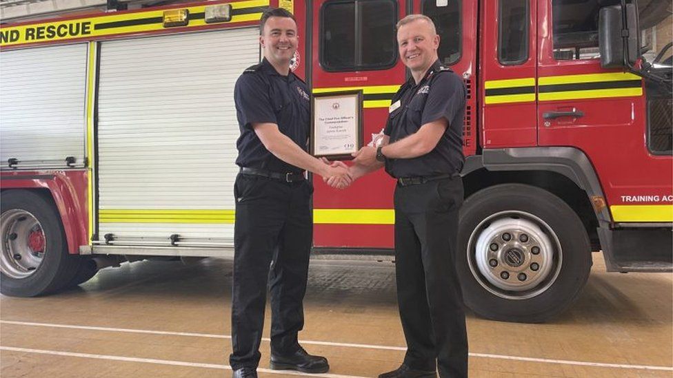 Off-duty firefighter praised for saving man's life in Romsey - BBC News